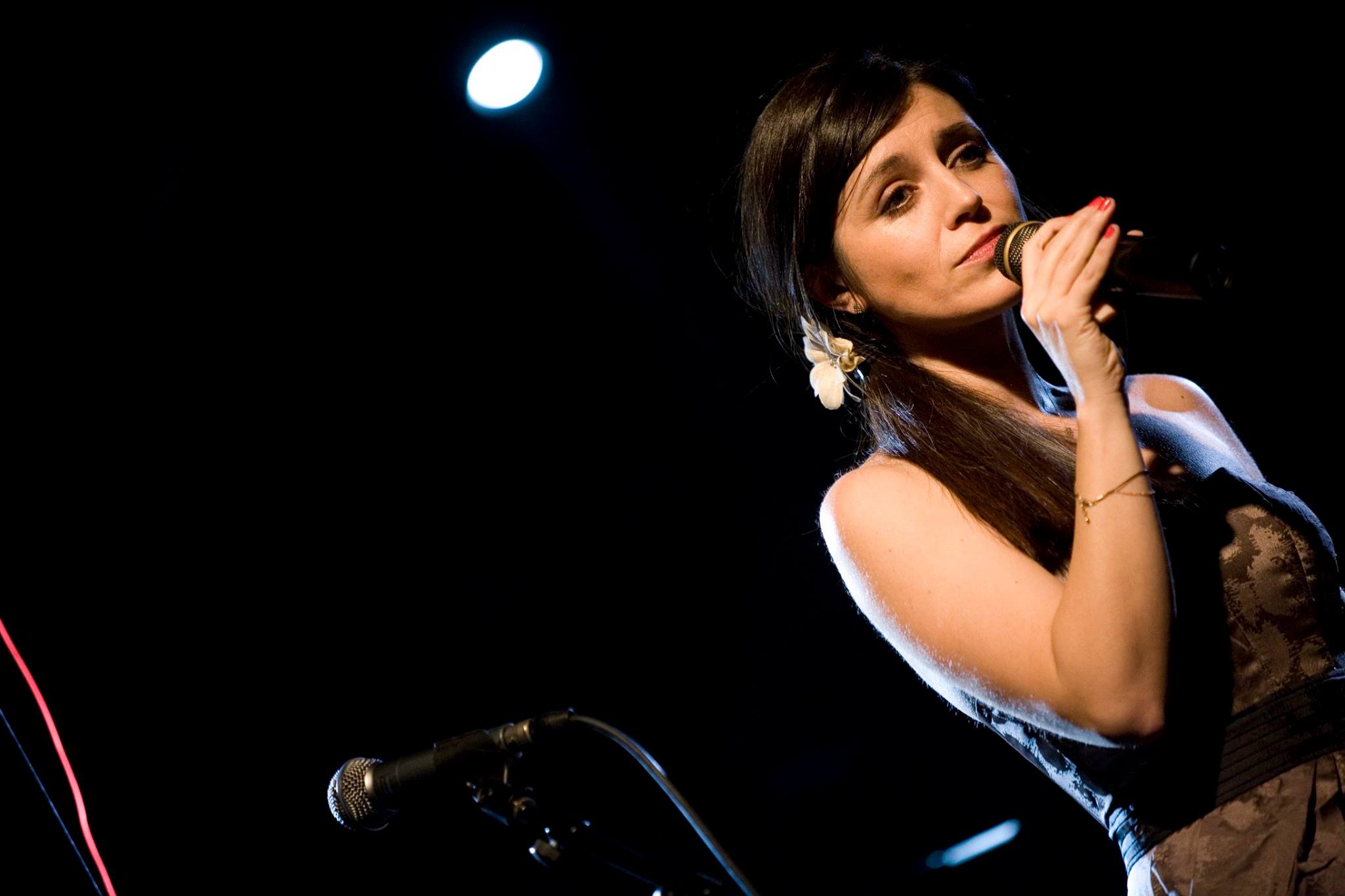 Eva Marchal: nouveau single, Au Bout du Couloir - Paris Move